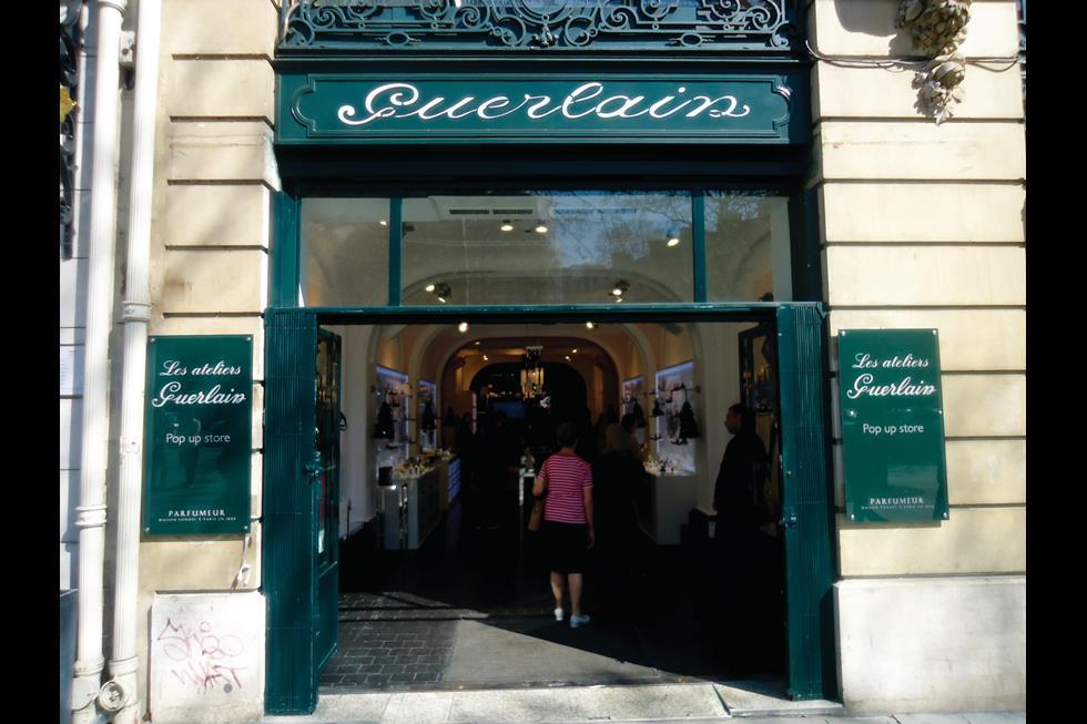 Paris: Adding digital elements to visual merchandising | Gallery ...